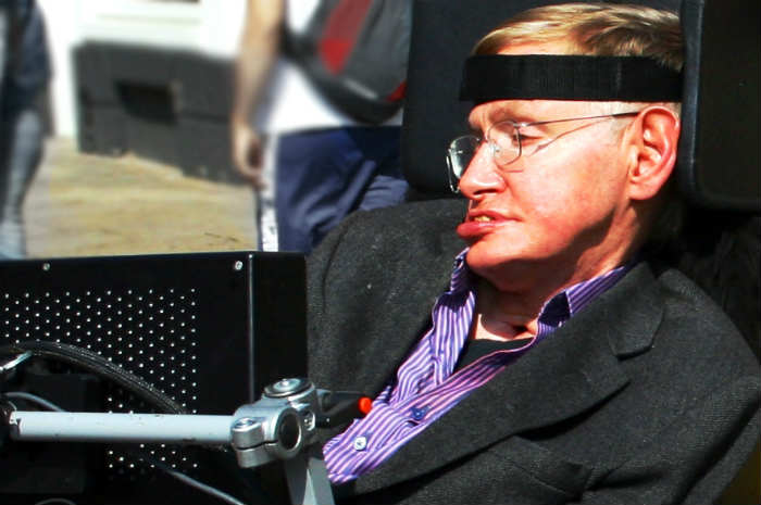Infermiera di Stephen Hawking radiata per cure inadeguate